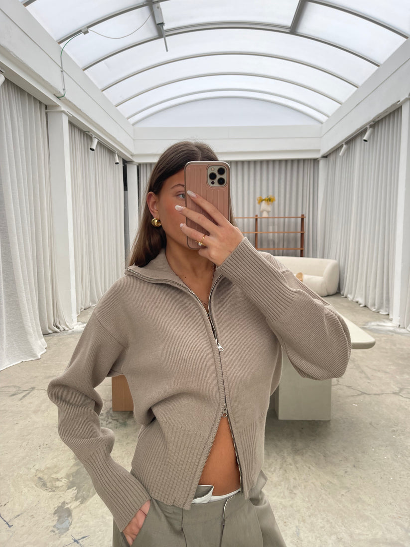 Two Way Zip Cardigan Beige – The Room Antwerp