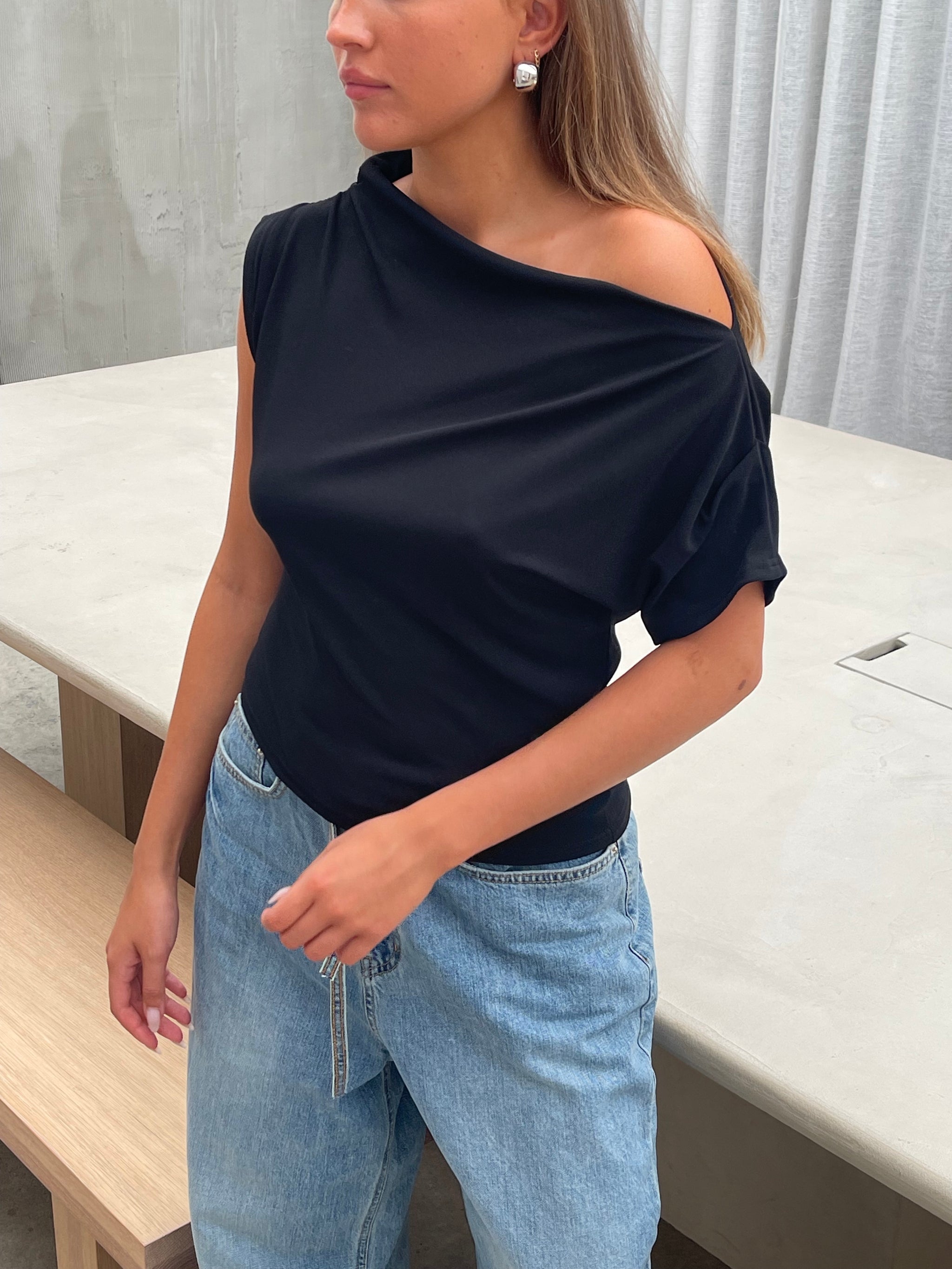 Draped Over Shoulder Top Black – The Room Antwerp