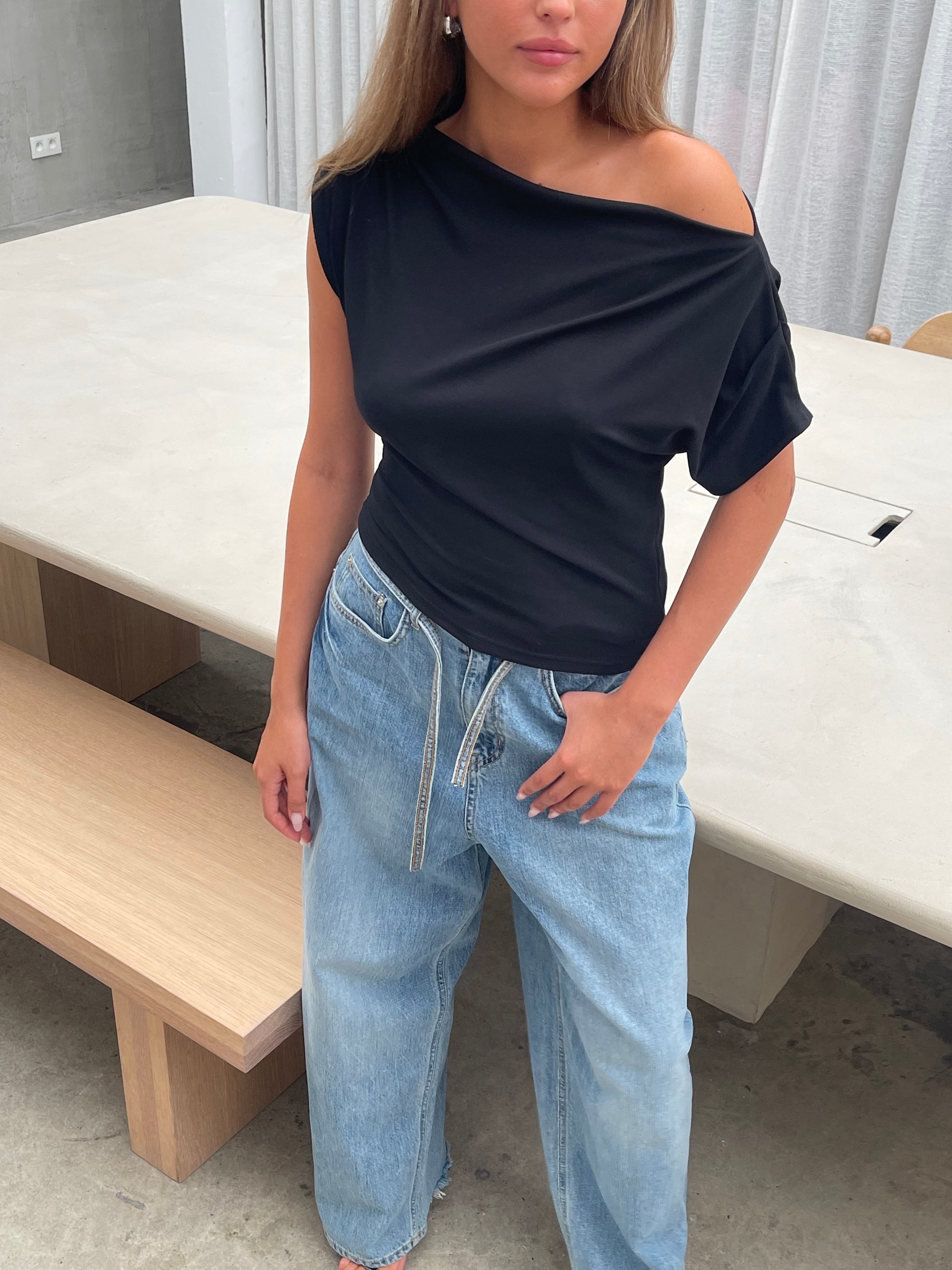 Draped Over Shoulder Top Black – The Room Antwerp