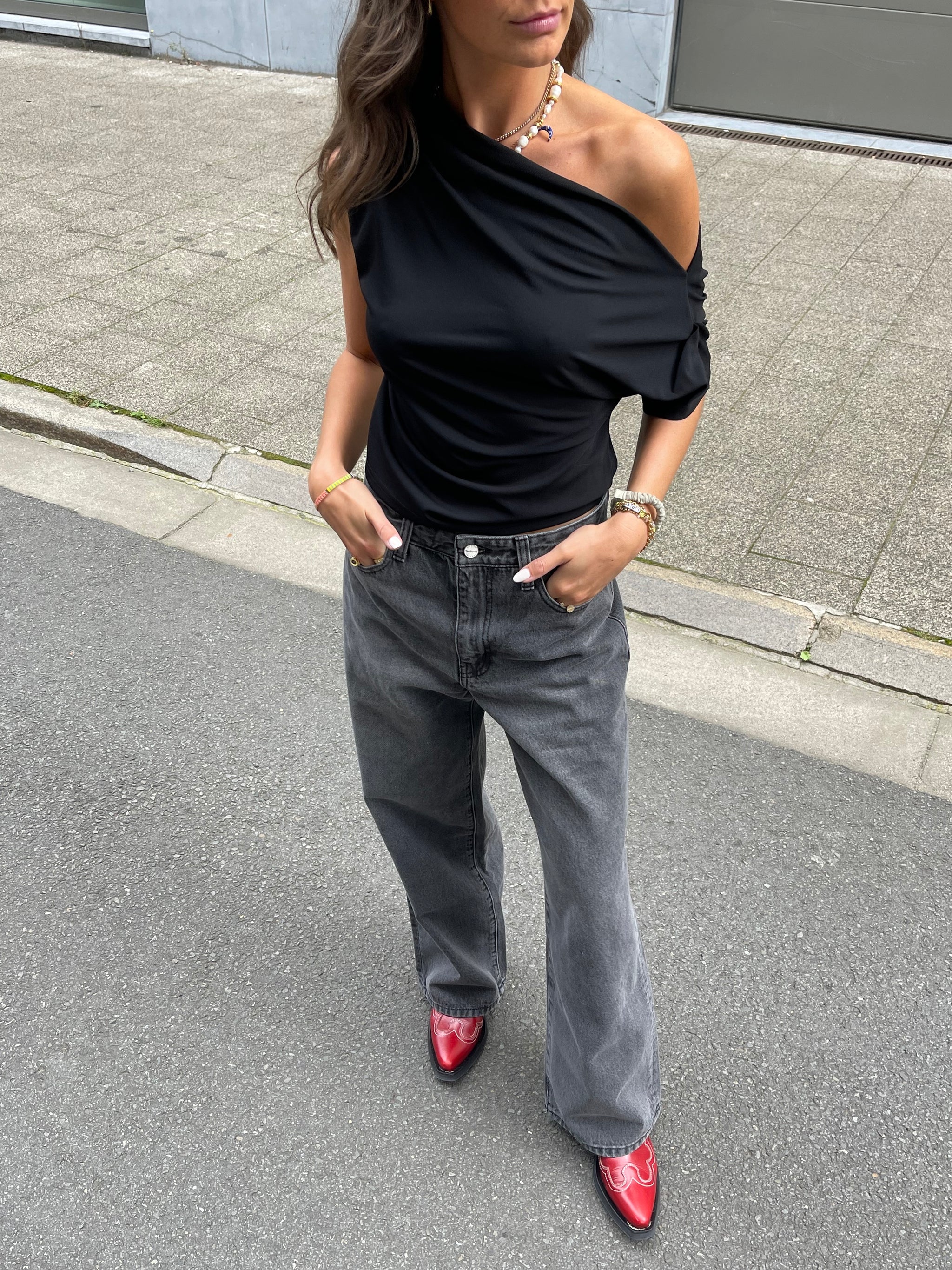 Draped Over Shoulder Top Black – The Room Antwerp