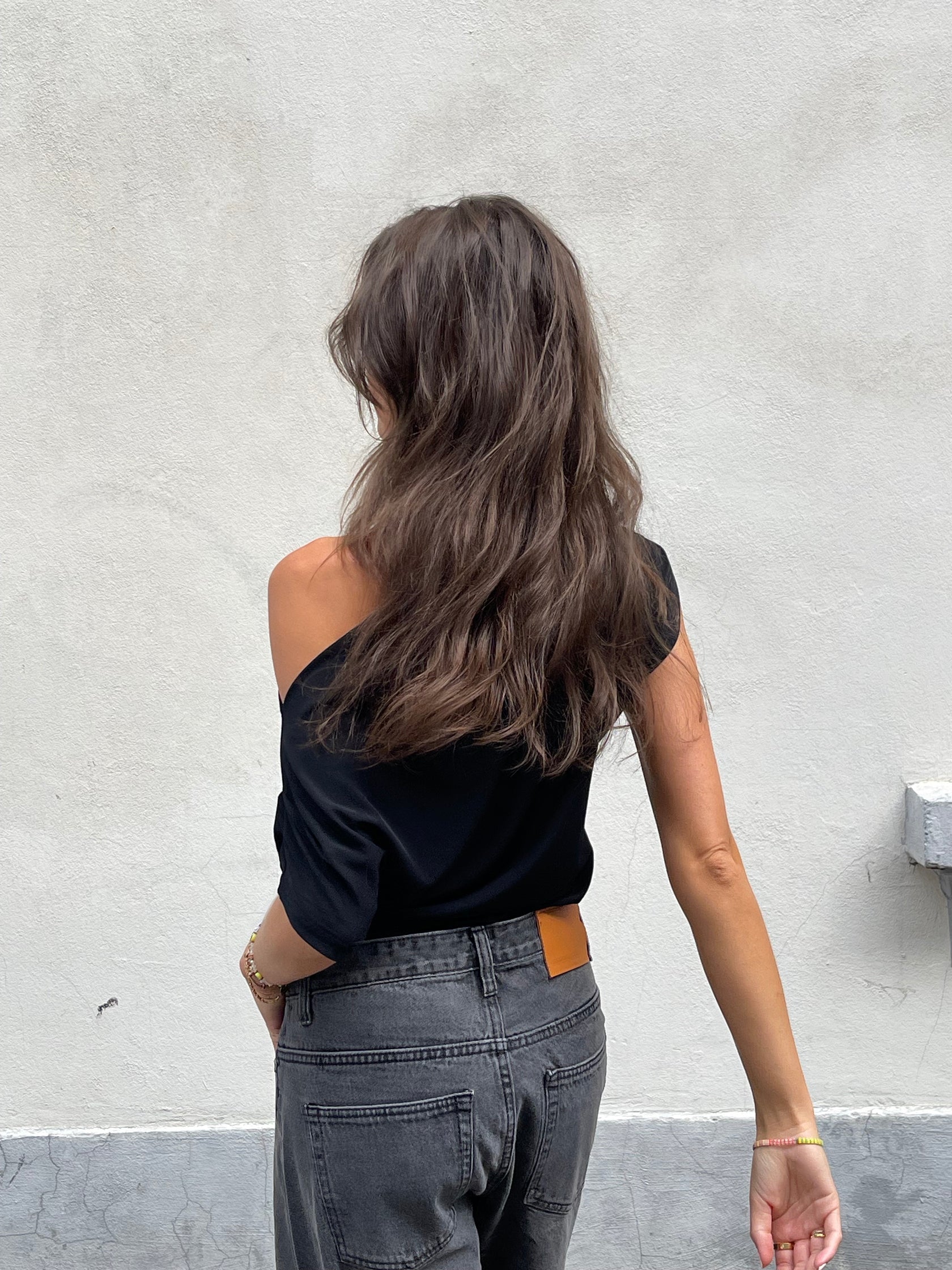 Draped Over Shoulder Top Black – The Room Antwerp