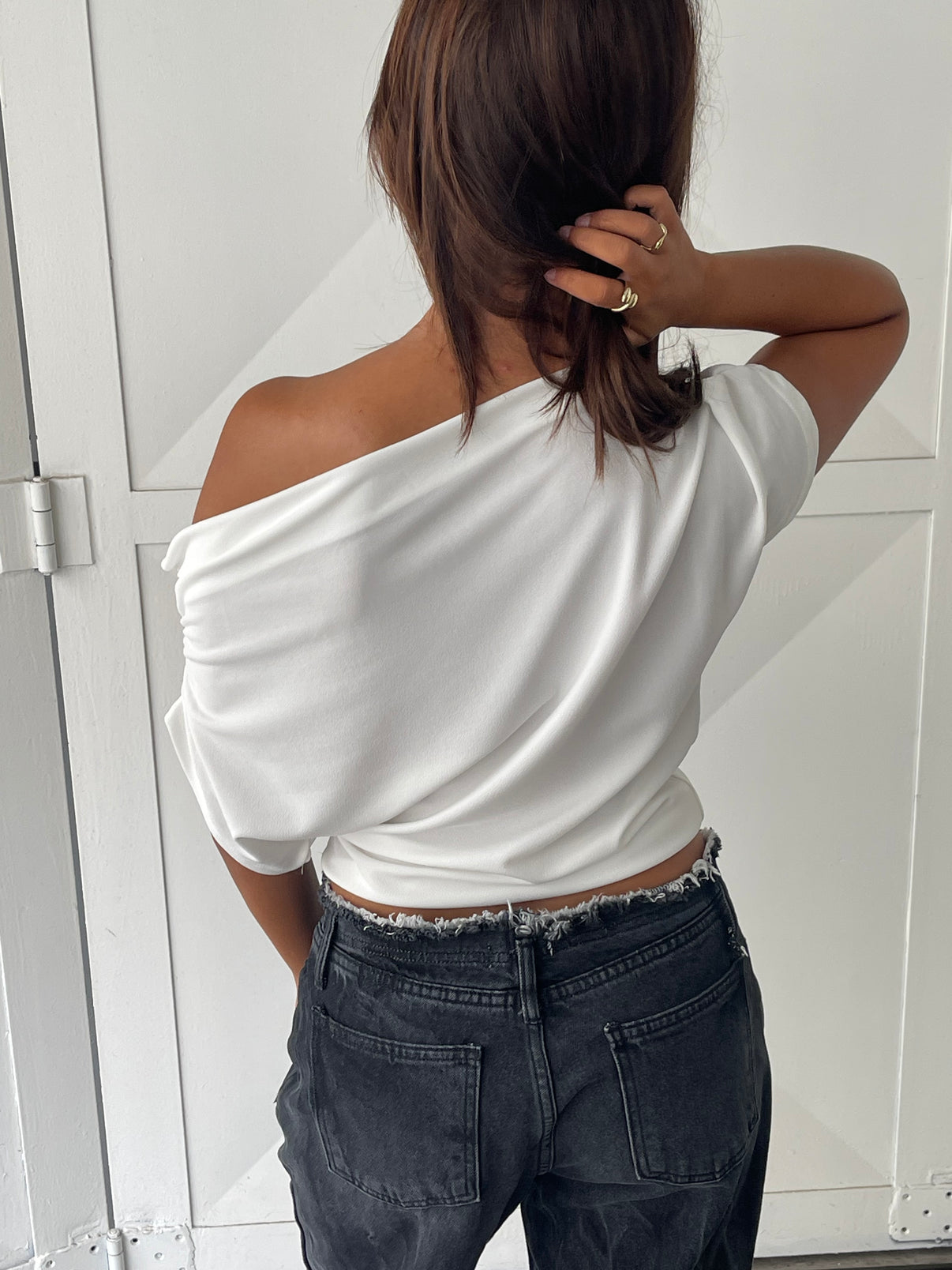 Draped Over Shoulder Top White – The Room Antwerp