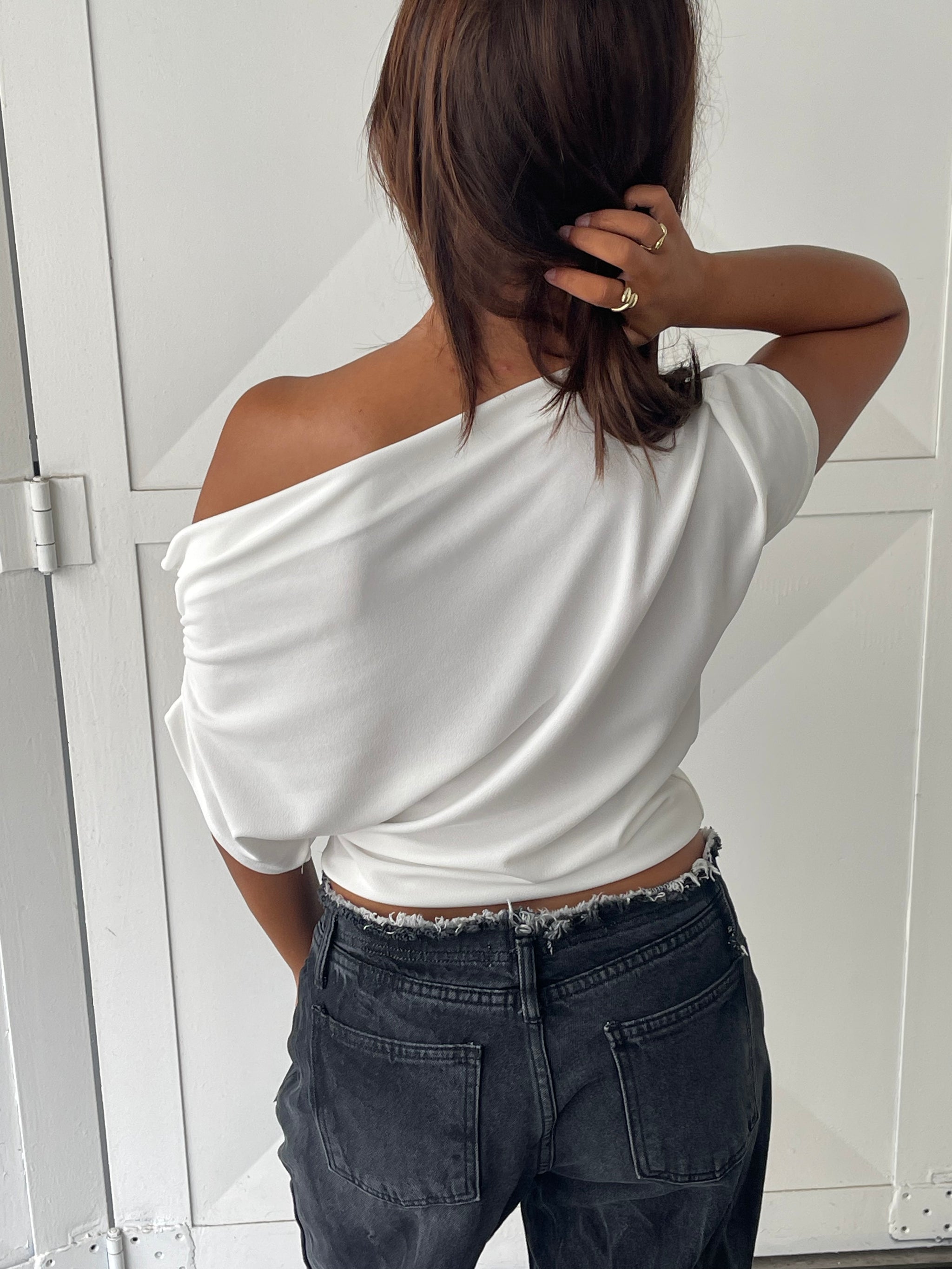 Draped Over Shoulder Top White – The Room Antwerp